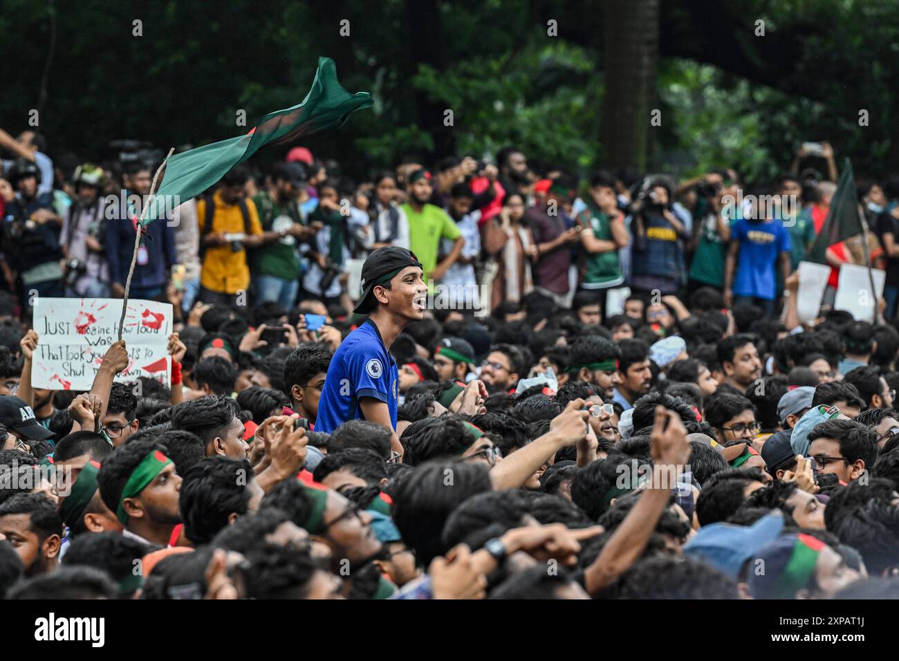 Dhaka, Bangladesh. 03rd Aug, 2024. Bangladeshi students shout slogans ...
