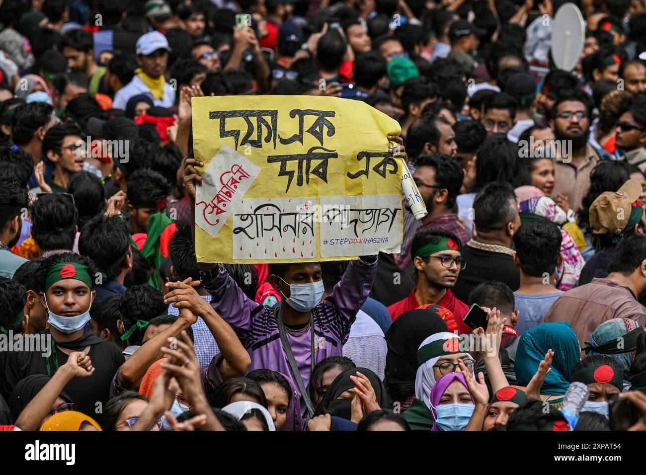 Dhaka, Bangladesh. 03rd Aug, 2024. Bangladeshi students hold placards ...