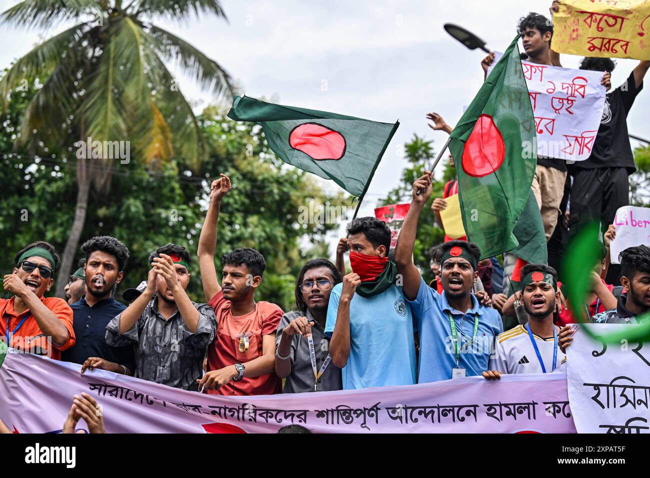 Dhaka, Bangladesh. 03rd Aug, 2024. Bangladeshi students shout slogans ...
