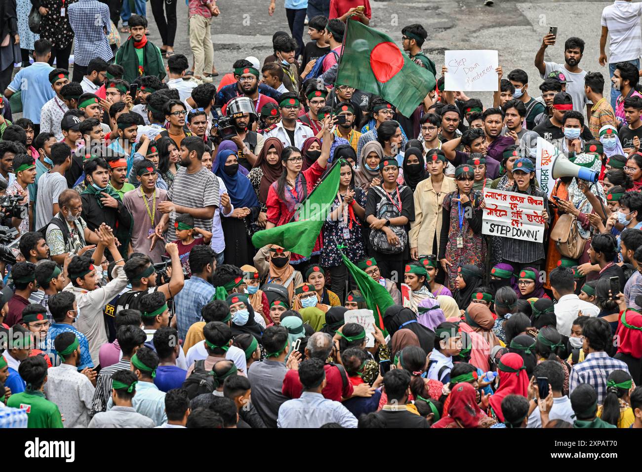 Dhaka, Bangladesh. 03rd Aug, 2024. Bangladeshi students shout slogans ...