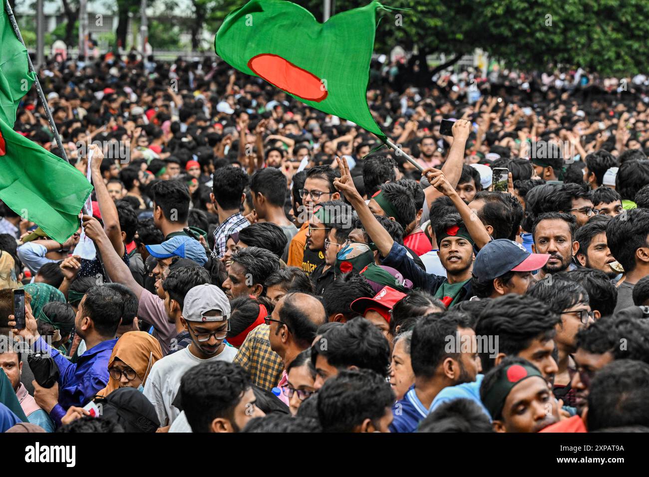 Dhaka, Bangladesh. 03rd Aug, 2024. Bangladeshi students wave flag ...