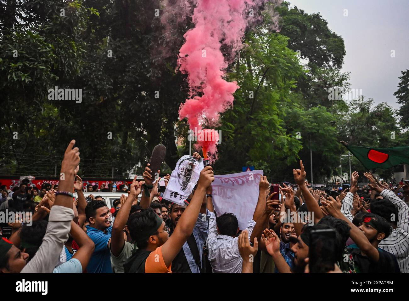 Dhaka, Bangladesh. 03rd Aug, 2024. Bangladeshi students shout slogans ...