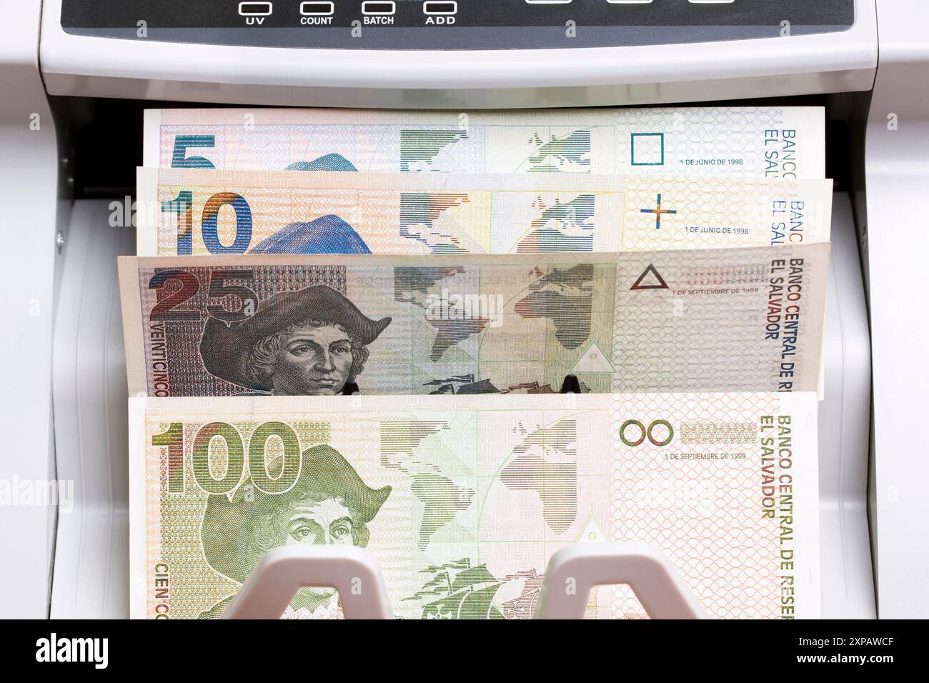 Salvadoran money - colon in the counting machine Stock Photo - Alamy