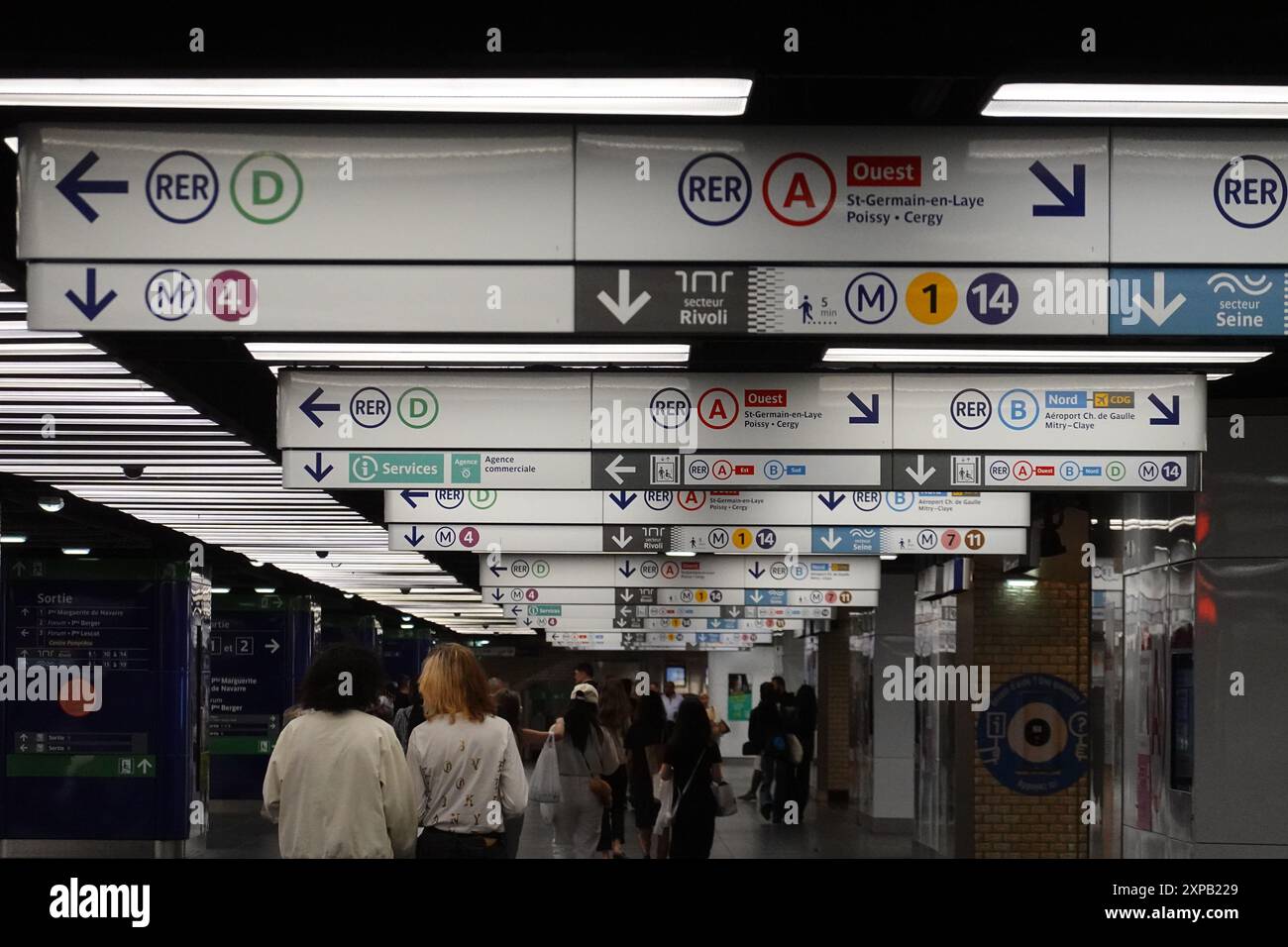 Paris, Metro und RER Chatelet les-Halles // Paris, Metro and RER ...