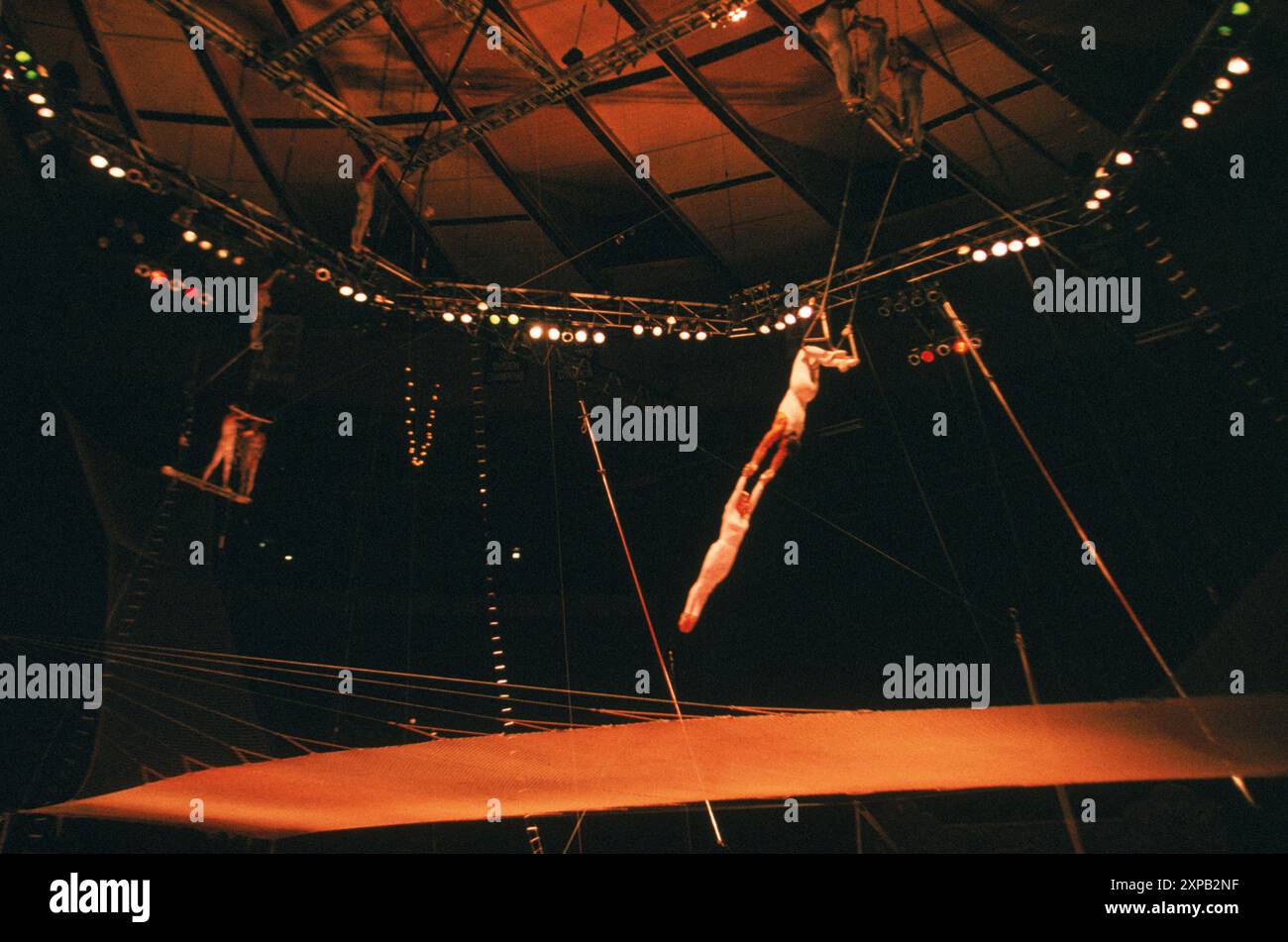 Flying trapeze teamwork hi-res stock photography and images - Alamy
