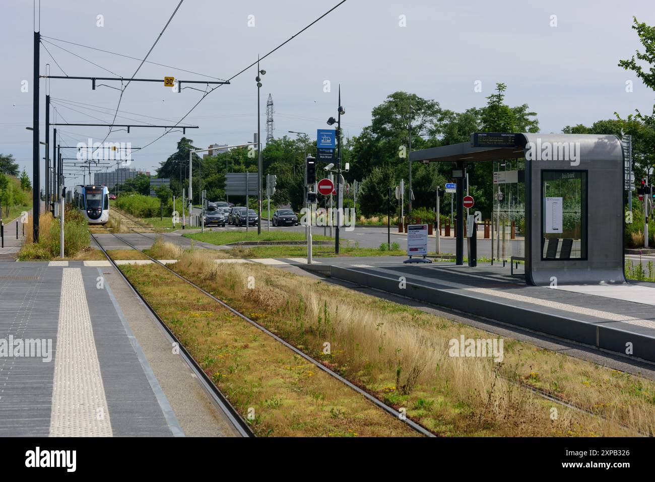Paris, Tram-Train T12, Station Bois Briard // Paris, Tram-Train T12 ...