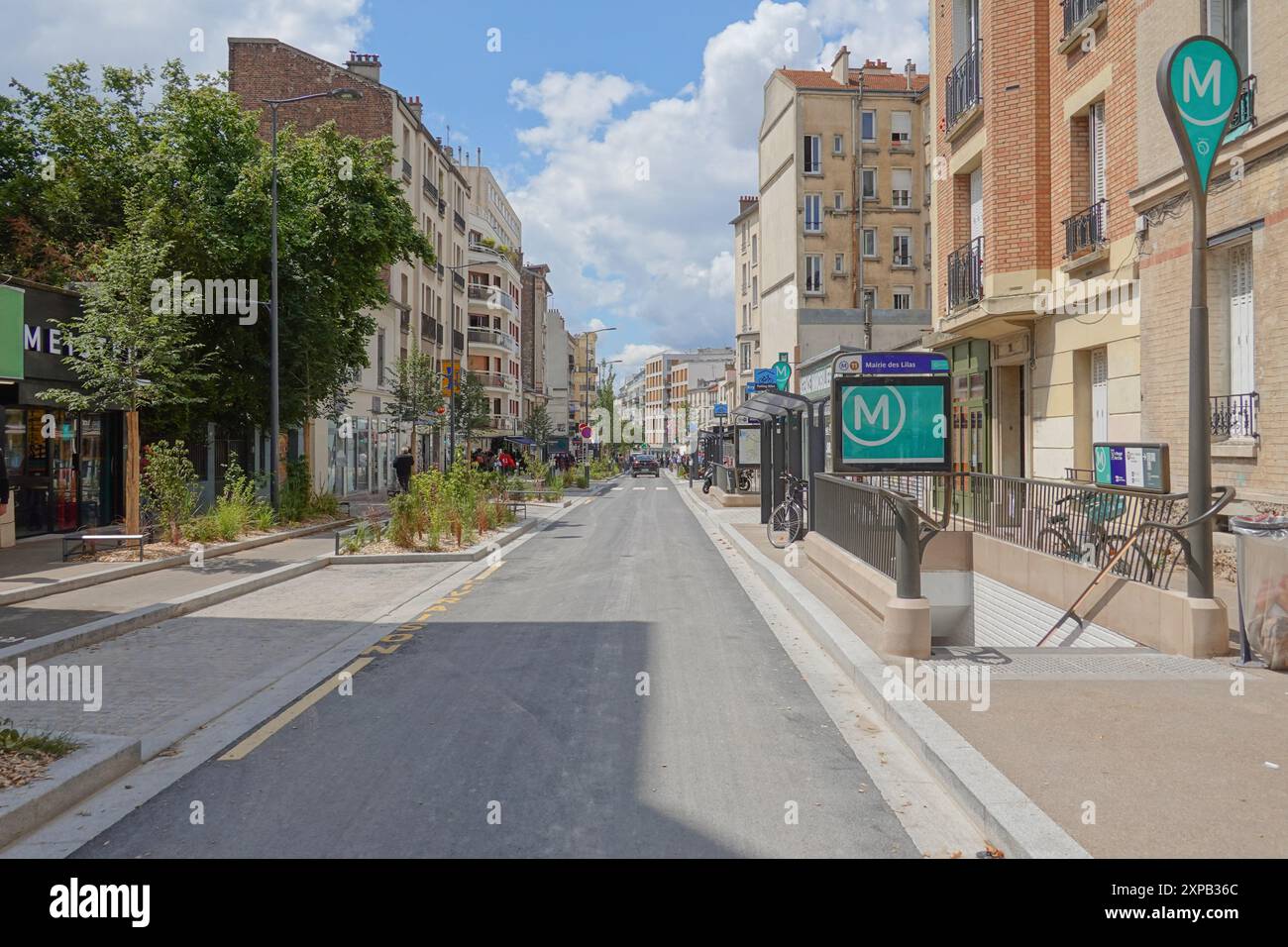 Paris, Straßengestaltung bei Metro M11, Mairie des Lilas // Paris ...