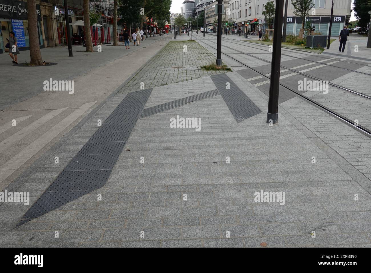 Paris, Straßenbahnlinie T3b // Paris, Tramway Line T3b Stock Photo - Alamy