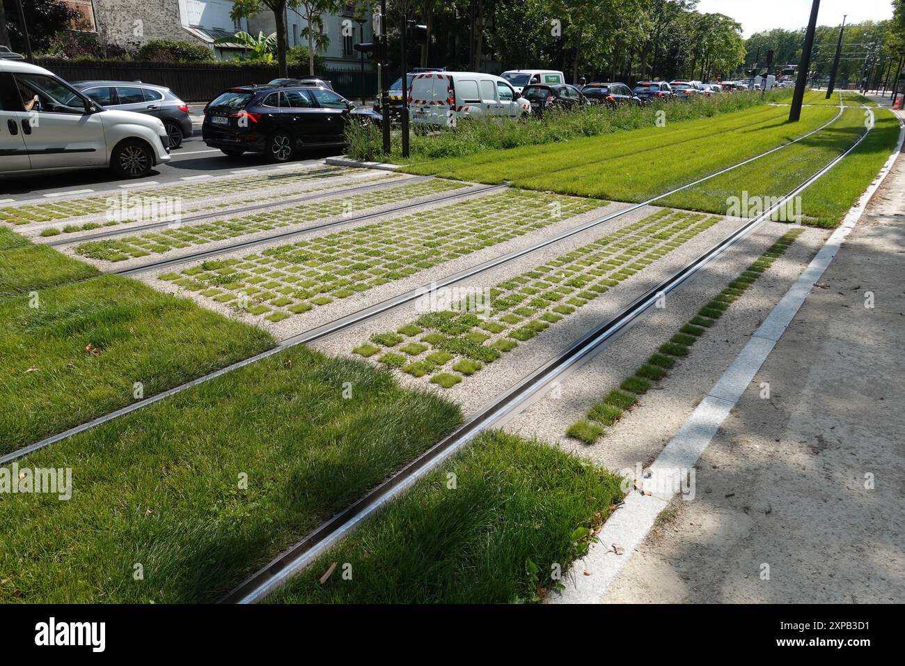 Paris, Straßenbahnlinie T3b, Rasengleis, Übergang // Paris, Tramway ...