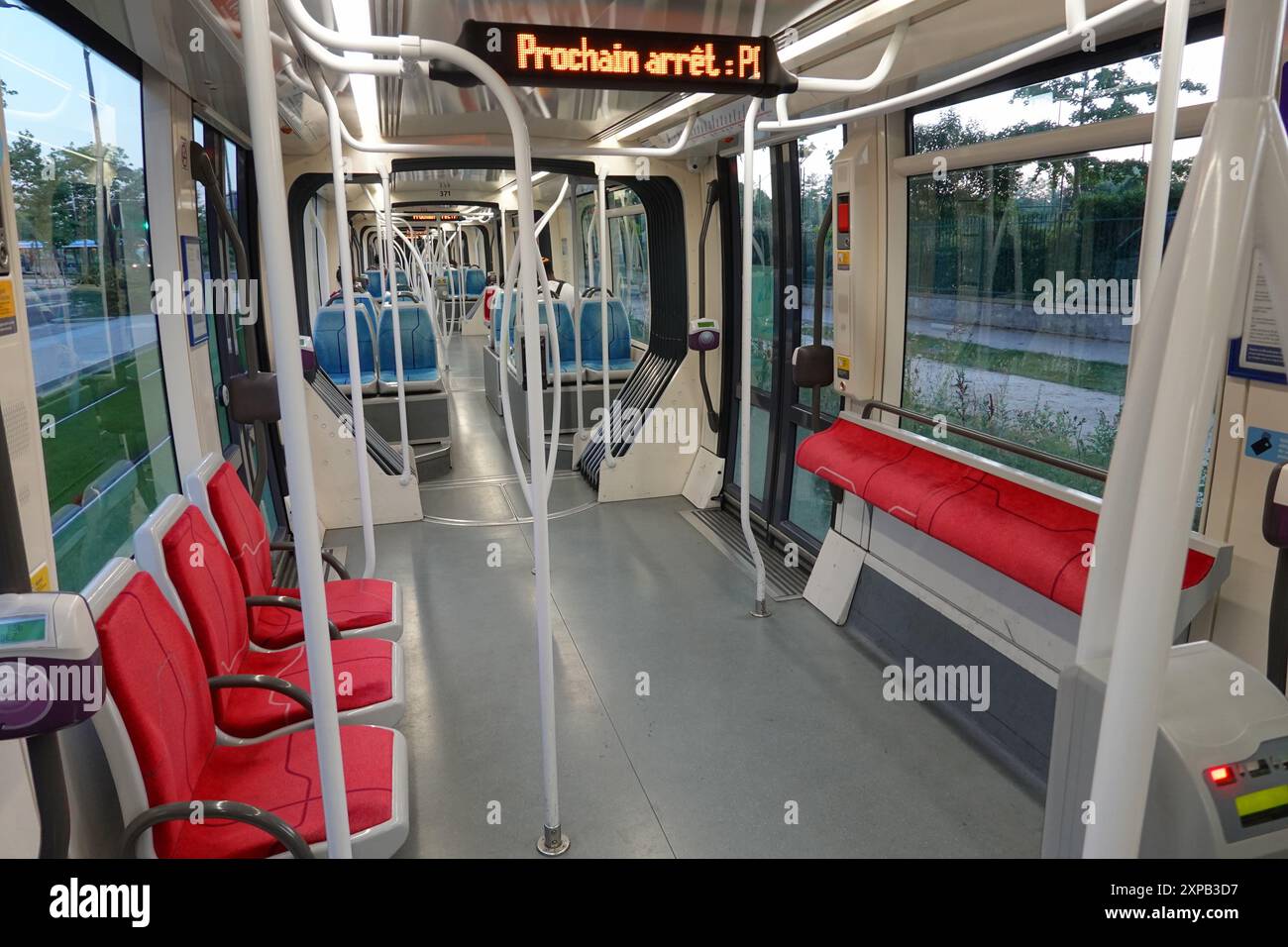 Paris, Straßenbahnlinie T3b // Paris, Tramway Line T3b Stock Photo - Alamy