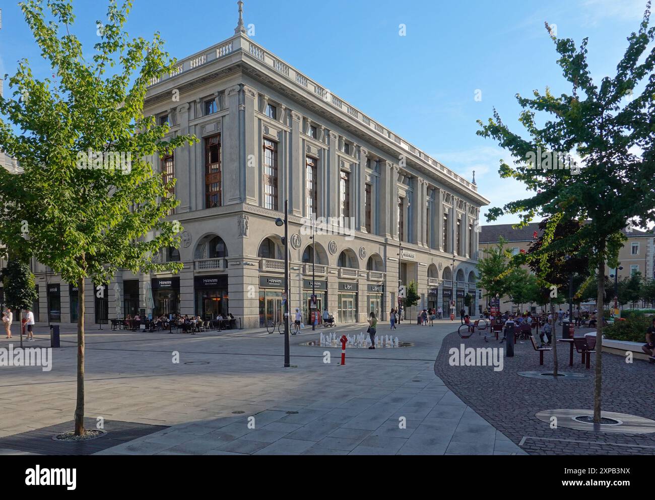 Budapest, rekonstruiertes Corvin-Warenhaus, Corvin Áruház // Budapest ...