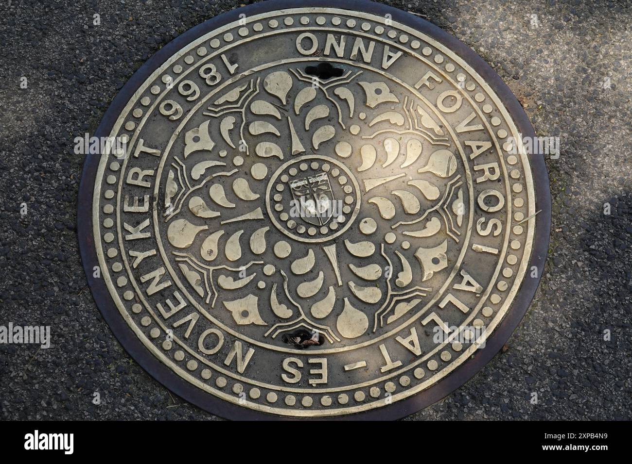 Budapest, Kanaldeckel // Budapest, Manhole cover Stock Photo - Alamy