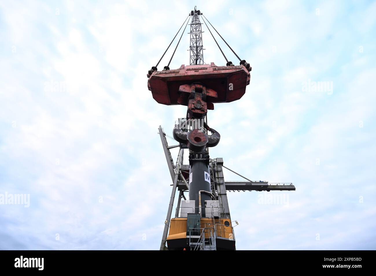 Brake, Germany. 05th Aug, 2024. The mobile harbour crane (LHM 550) with ...
