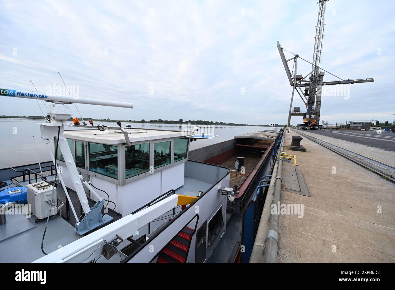 Brake, Germany. 05th Aug, 2024. The barge "ELKA" will have to wait ...