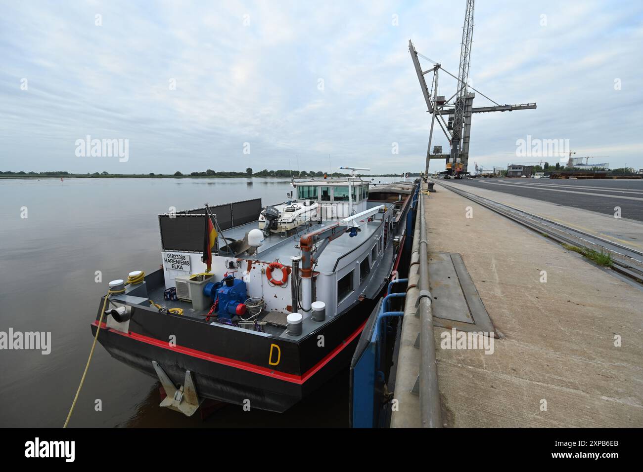 Brake, Germany. 05th Aug, 2024. The barge "ELKA" will have to wait ...
