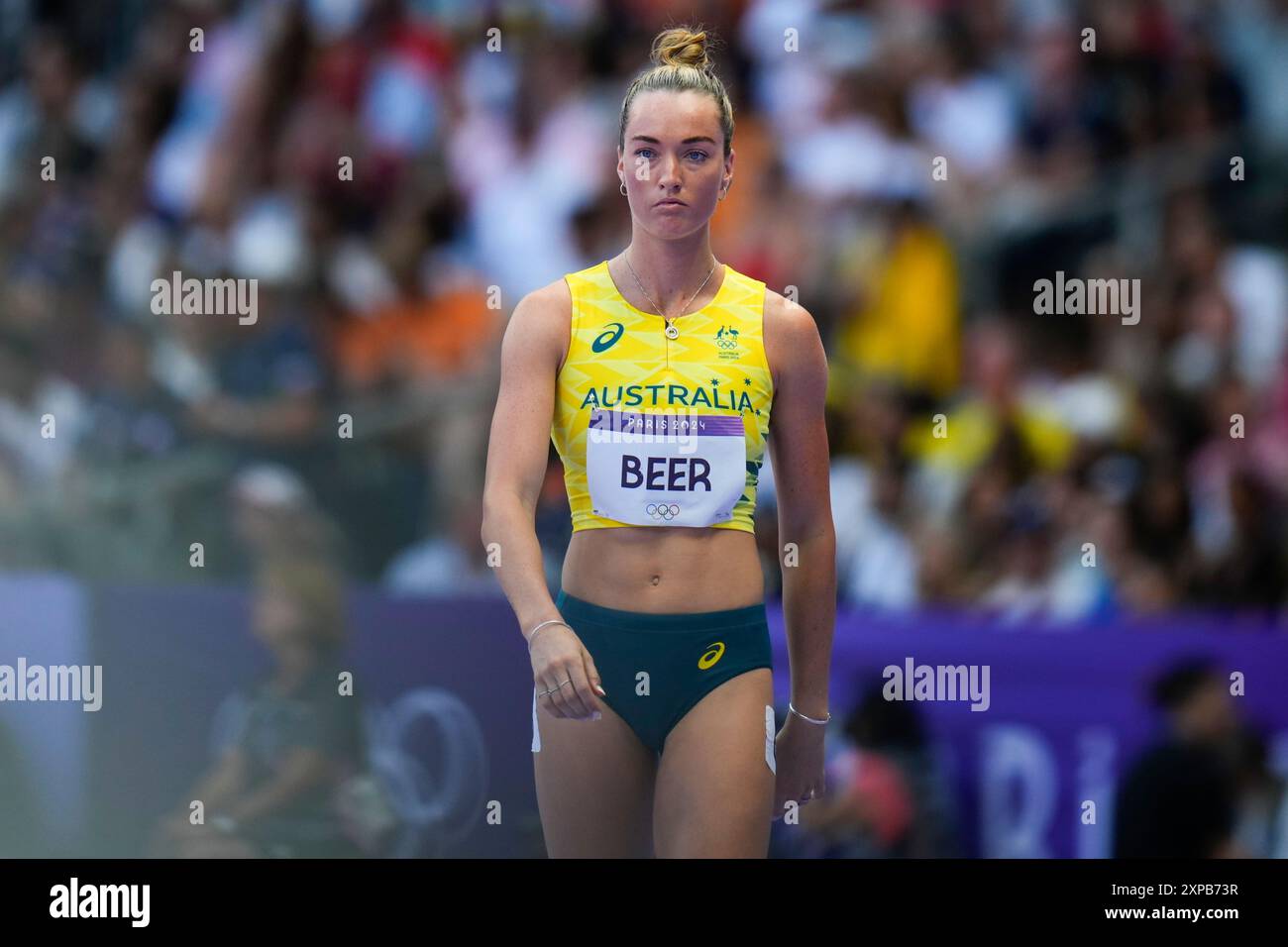 Ellie Beer, of Australia, prepares for her women's 400-meters heat at ...
