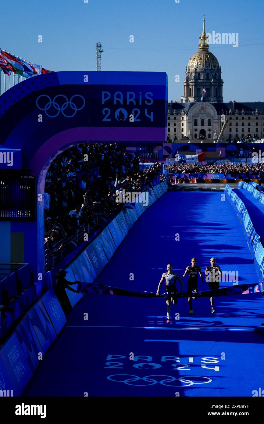 Great Britain's Beth Potter (centre) races to the line to claim silver ...