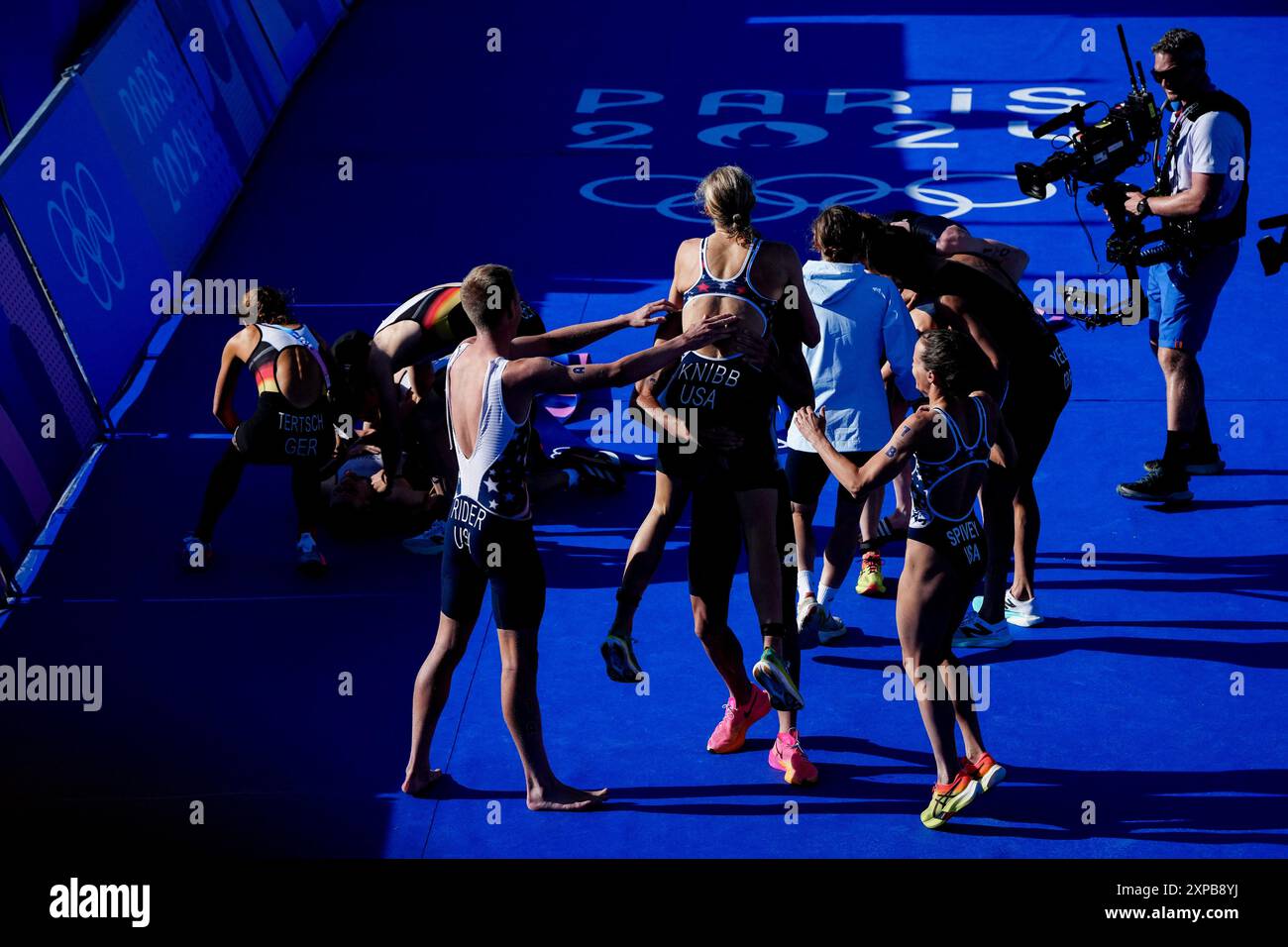 Great Britain's Beth Potter (centre) races to the line to claim silver ...