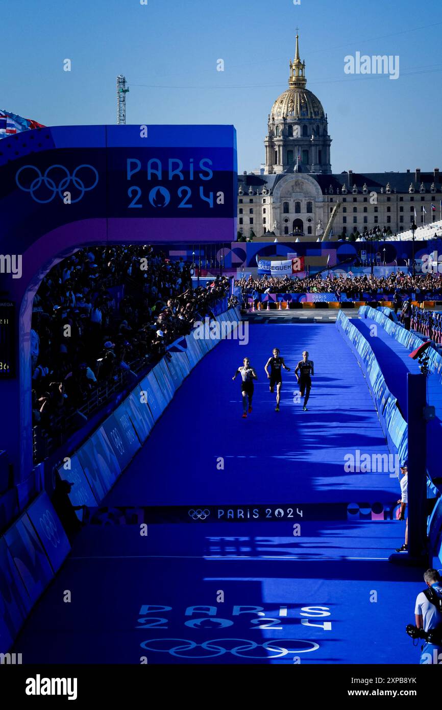 Paris, France. 05th Aug, 2024. Great Britain's Beth Potter (centre ...