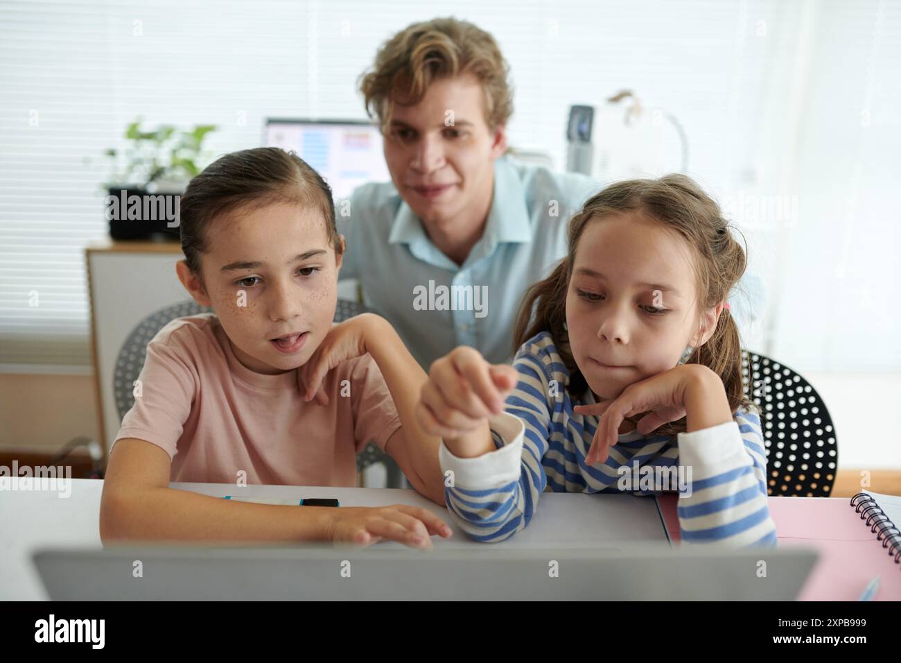 Children observing teacher hi-res stock photography and images - Alamy