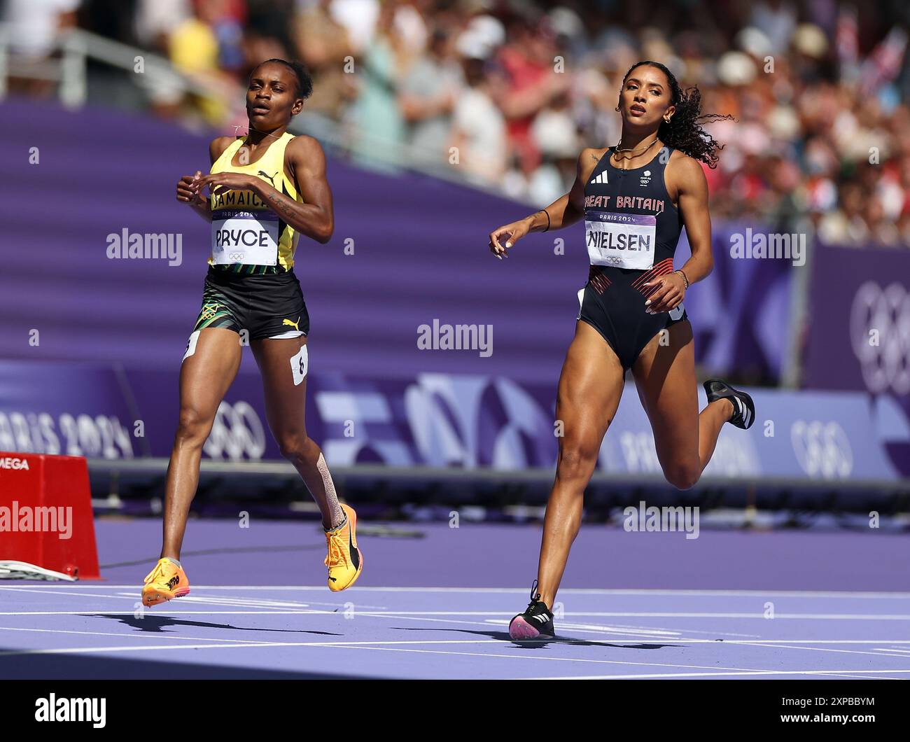Paris, France. 5th Aug, 2024. Laviai Nielsen (R) of Britain competes ...