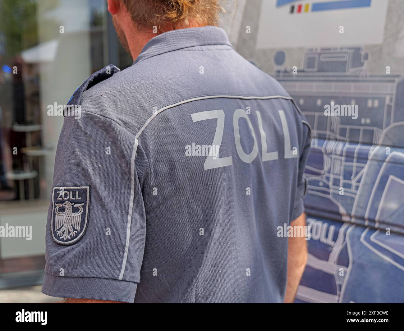 Symbolbild Zollbeamter Zollbeamter mit Rückenaufschrift ZOLL ...