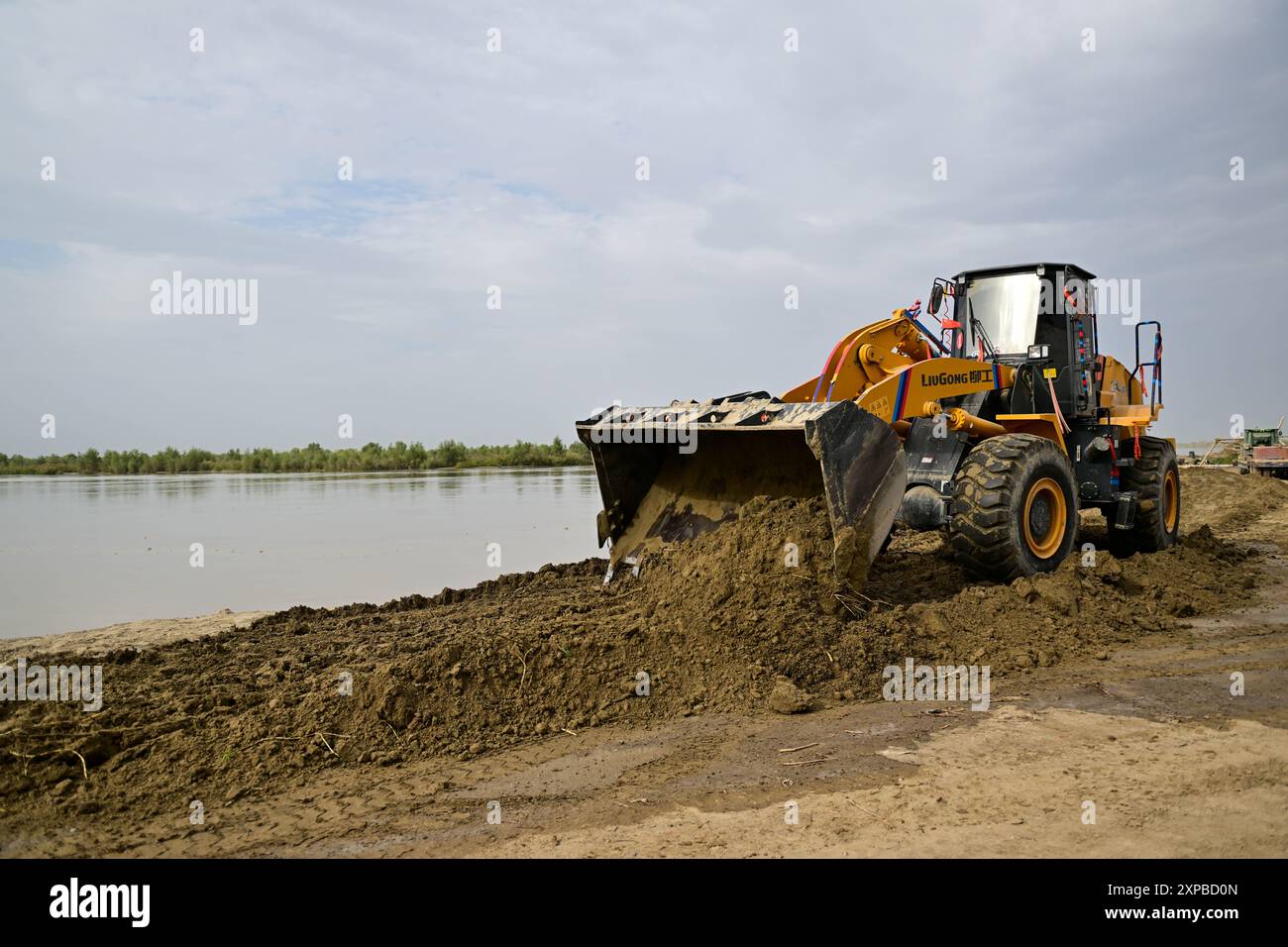 (240805) -- SHAYA COUNTY, Aug. 5, 2024 (Xinhua) -- A rescuer reinforces ...