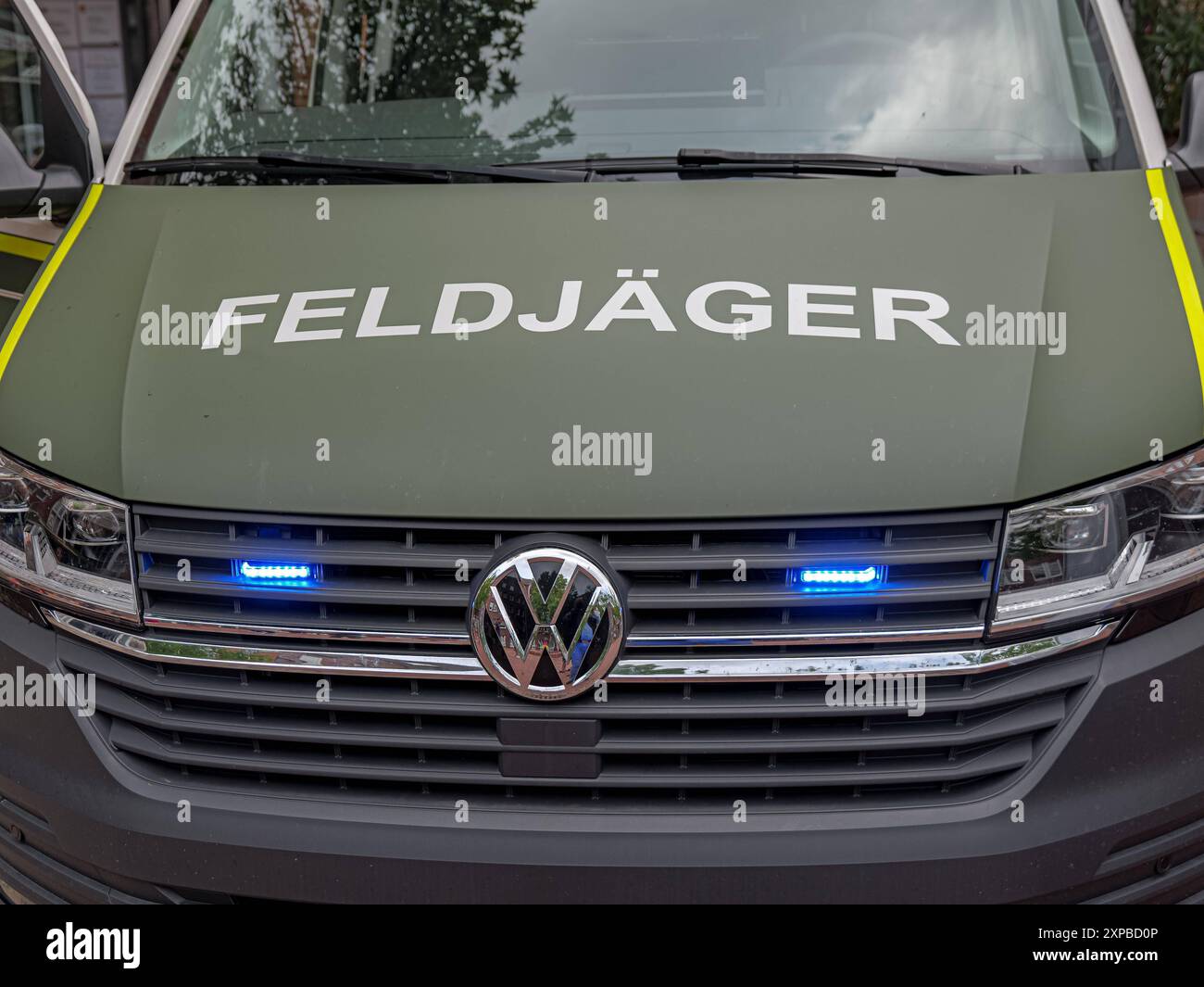 Feldjäger mit Blaulicht Einsatzfahrzeug Feldjäger der Bundeswehr mit ...