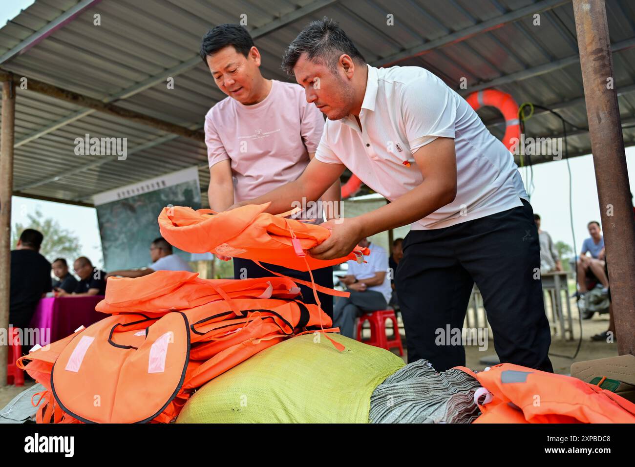 (240805) -- SHAYA COUNTY, Aug. 5, 2024 (Xinhua) -- Emergency workers ...
