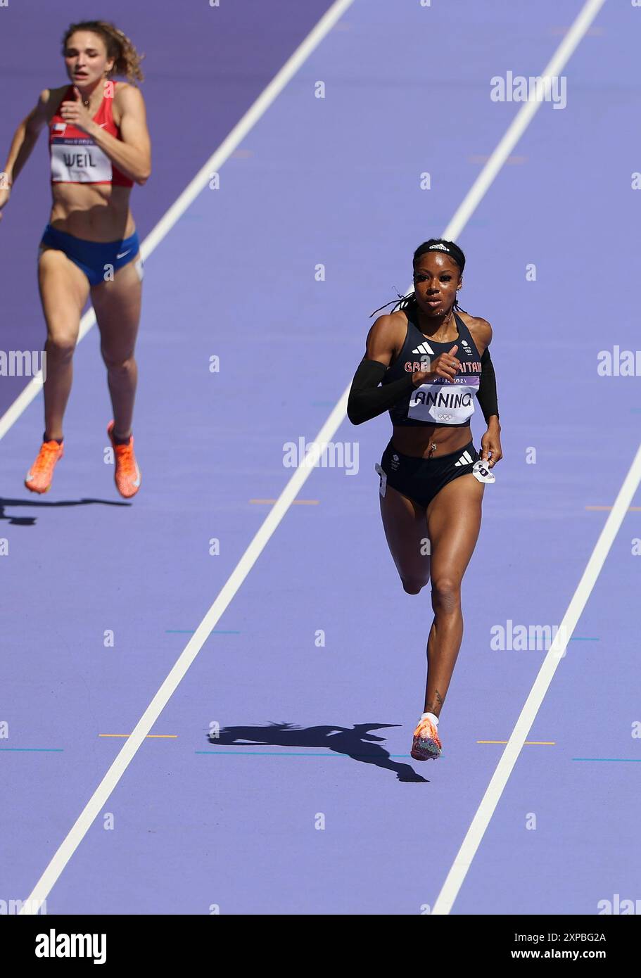 Paris, France. 5th Aug, 2024. Amber Anning (R) of Britain competes ...