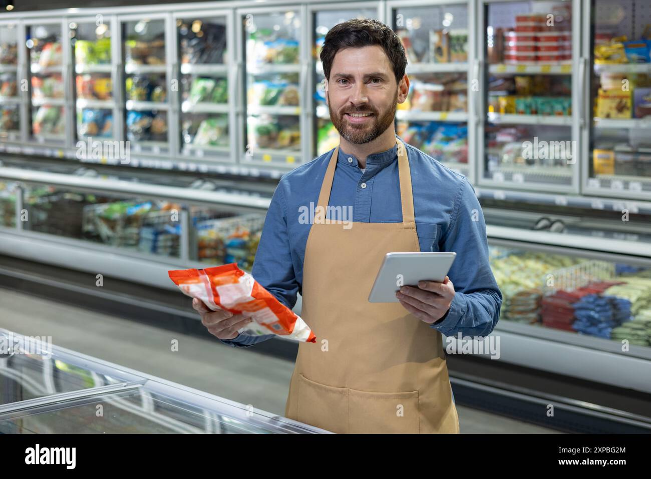 Supermarket employee using tablet hi-res stock photography and images ...