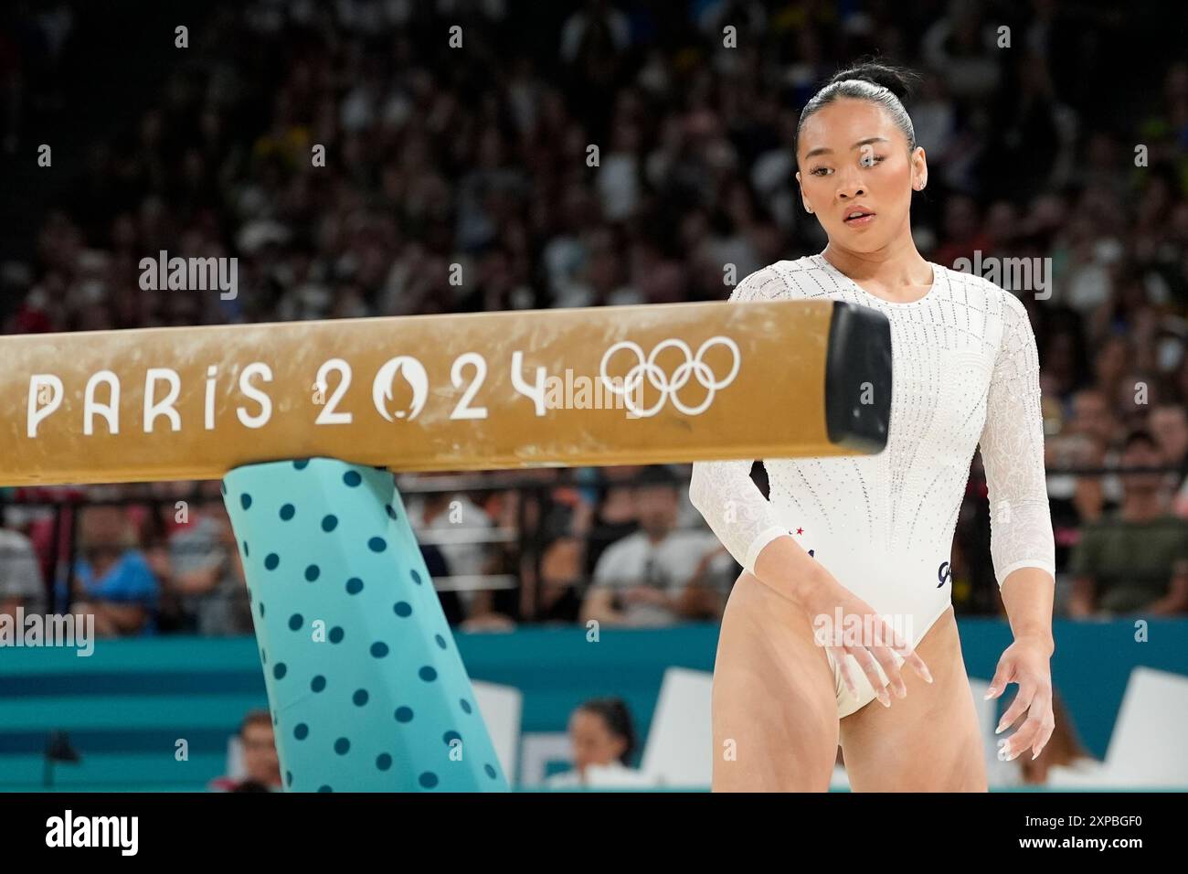 Suni Lee, of the United States, pauses after falling during the women's ...