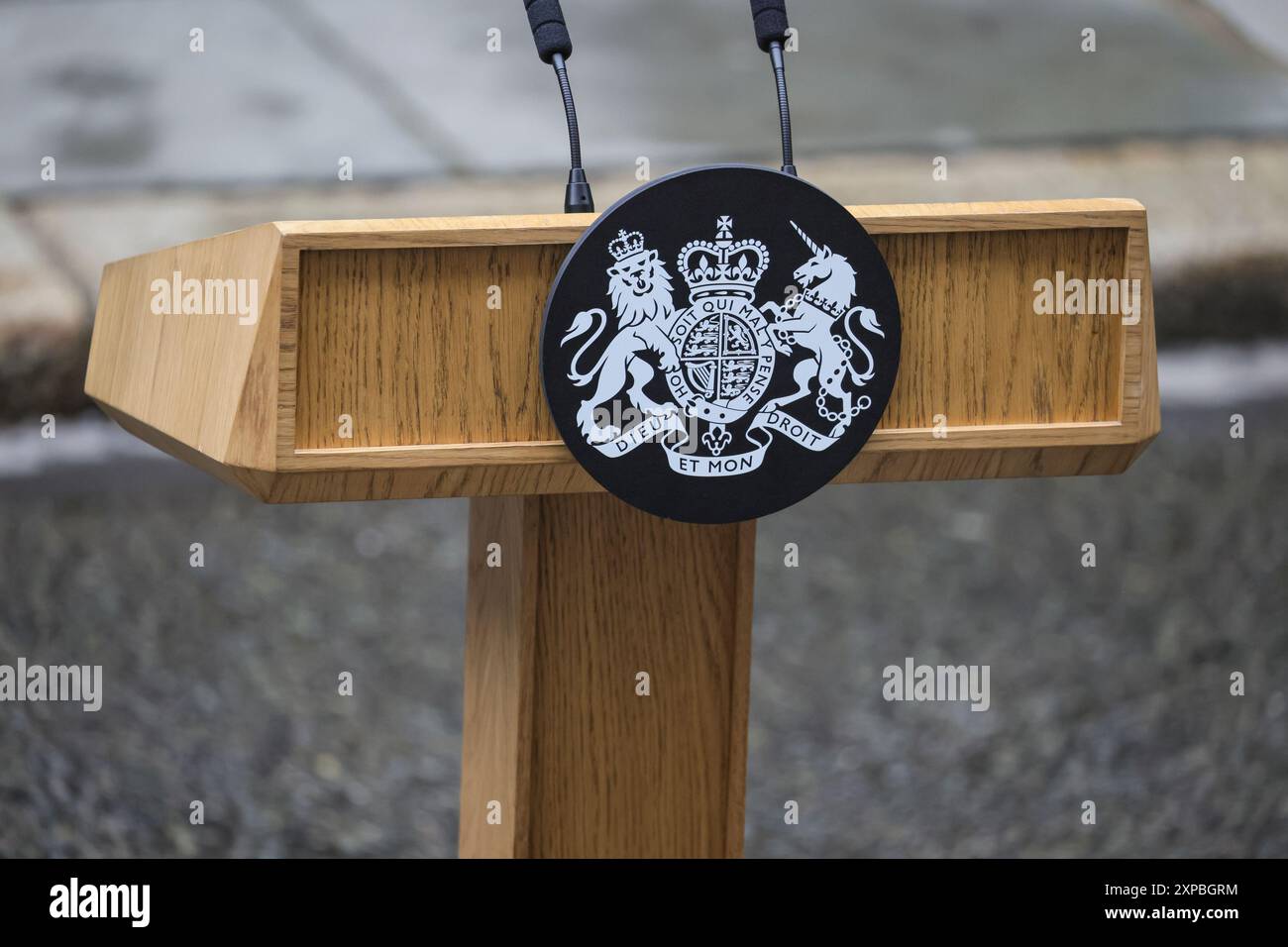 Downing street podium stand hi-res stock photography and images - Alamy