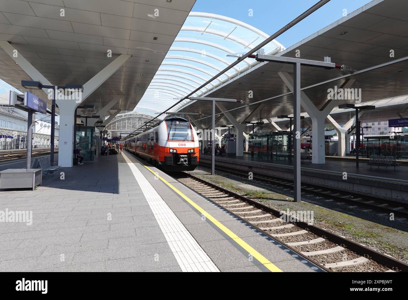 Österreich, Salzburg, Hauptbahnhof, ÖBB-Nahverkehrszug // Austria ...