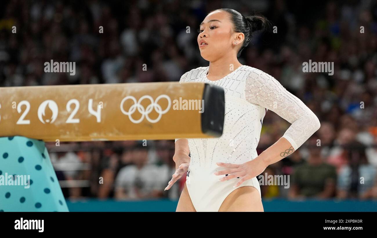 Suni Lee, of the United States, pauses after falling during the women's ...