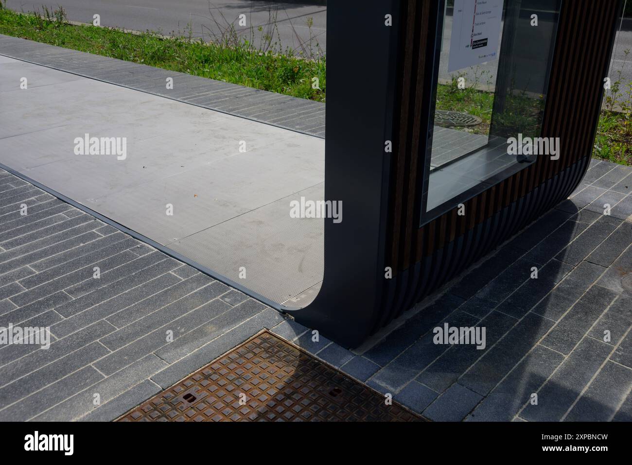 Paris, Tram-Train T12, Station Bois Briard // Paris, Tram-Train T12 ...