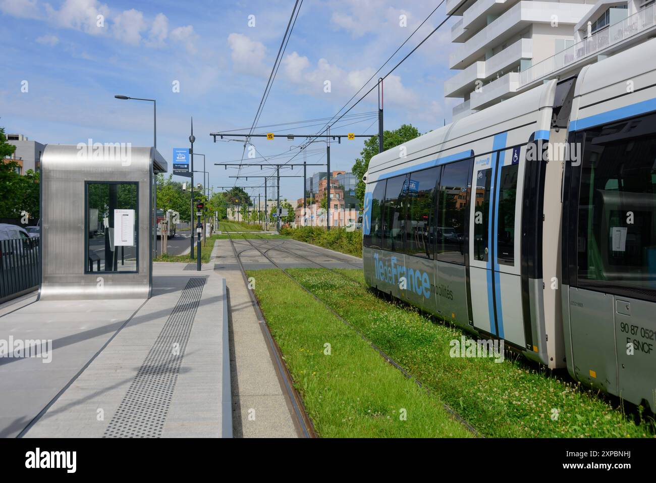 Paris, Tram-Train T12, Haltestelle Evry-Courcouronnes // Paris, Tram ...