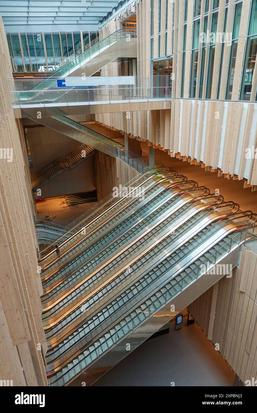 Paris, Metro M14 Station St-Denis Pleyel, Architekt Kengo Kuma, 2024 ...