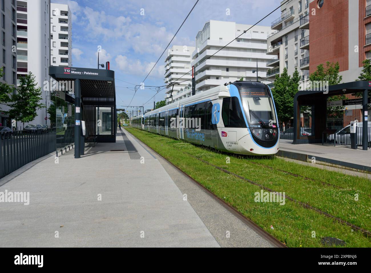 Paris, Tram-Train T12, Haltestelle Evry-Courcouronnes // Paris, Tram ...