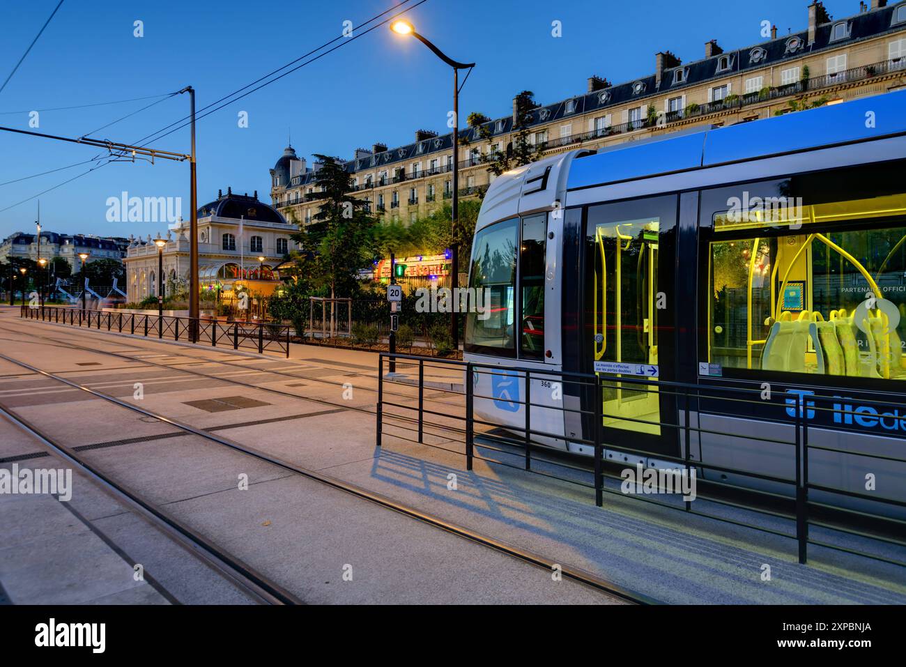 Paris, Straßenbahnlinie T3b, Station Porte Dauphine // Paris, Tramway ...