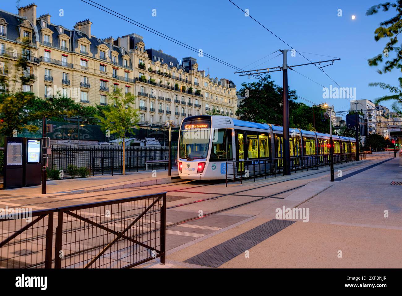 Paris, Straßenbahnlinie T3b, Station Porte Dauphine // Paris, Tramway ...