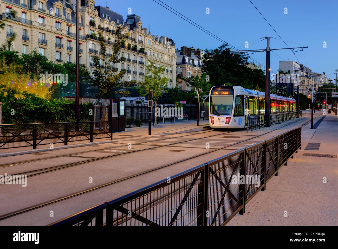 Paris, Straßenbahnlinie T3b, Station Porte Dauphine // Paris, Tramway ...