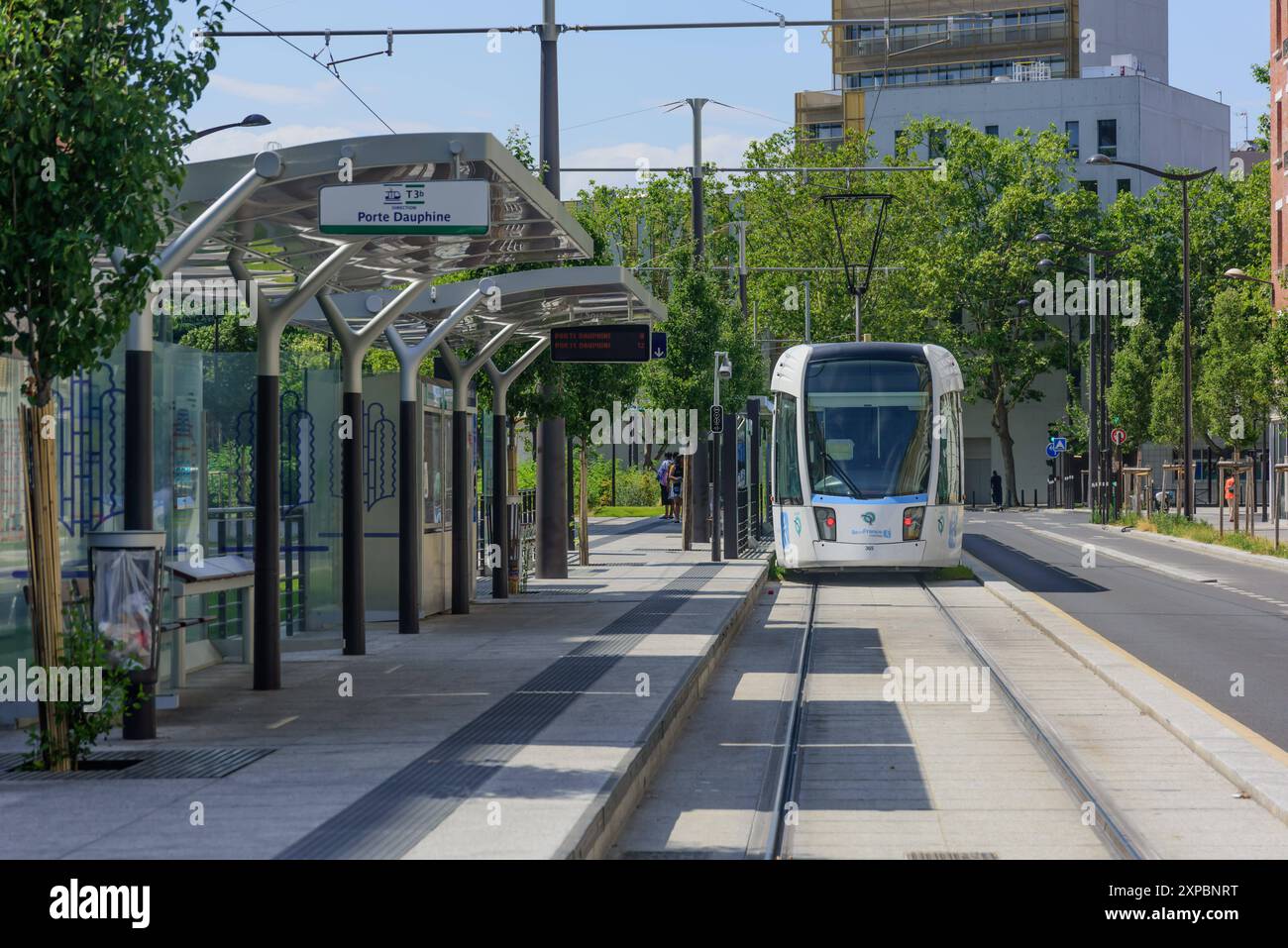 Paris, Straßenbahnlinie T3b, Haltestelle Square Sainte-Odile // Paris ...