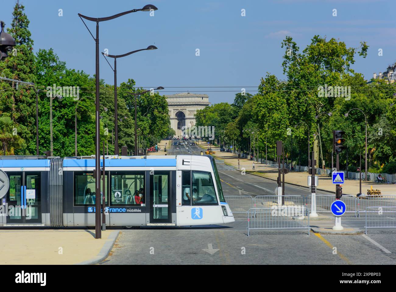 Paris, Avenue Foch, Arc de Triomphe, Straßenbahnlinie T3b // Paris ...