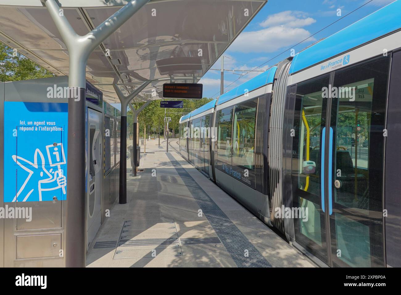 Paris, Straßenbahnlinie T3b, Station Anna de Noailles // Paris, Tramway ...