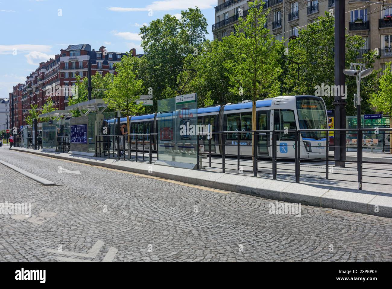 Paris, Straßenbahnlinie T3b, Haltestelle Porte de Champerret // Paris ...