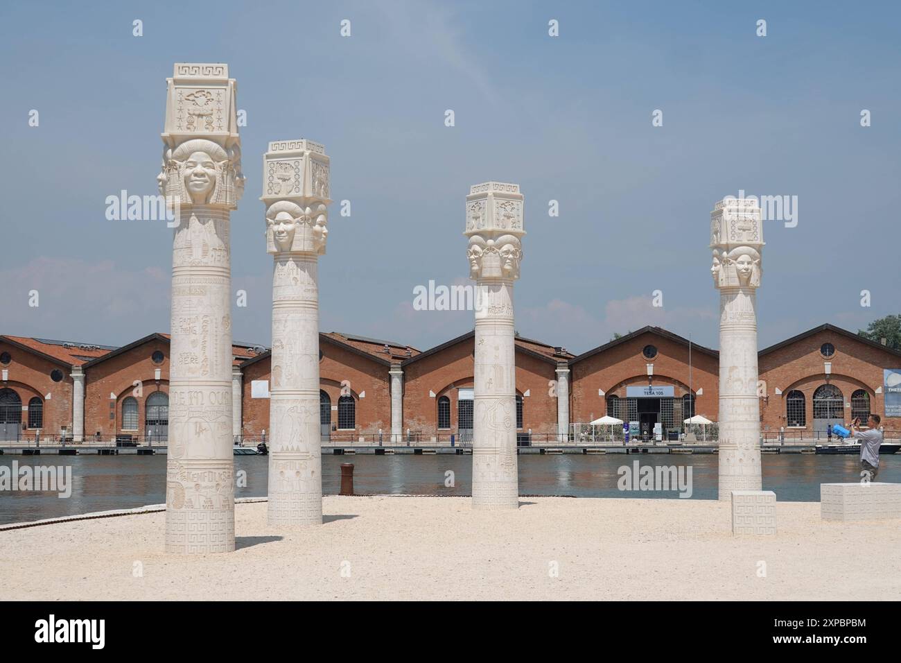 Venedig, Arsenale, Biennale 2024, Lauren Halsey, Keepers of the Crown ...