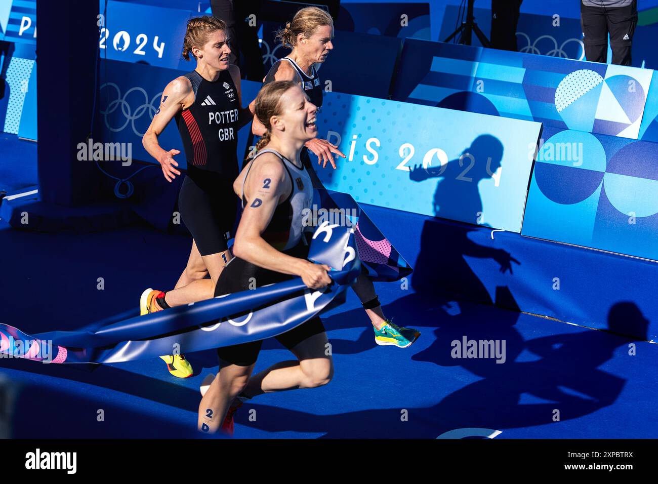 Taylor Knibb, of the United States, rear right, edges out Britain's ...