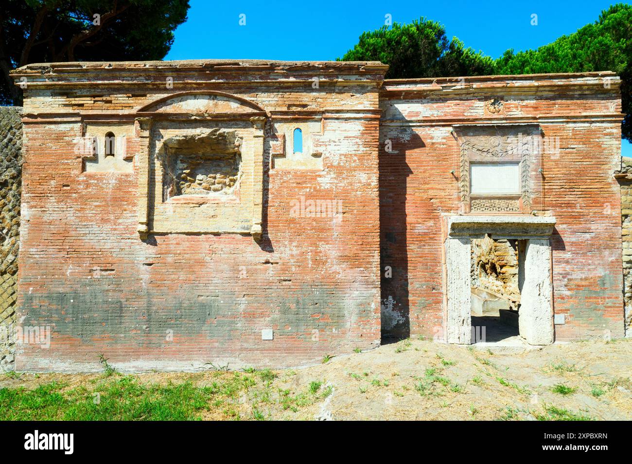 Burial building of one or two storey square room, often surrounded by ...