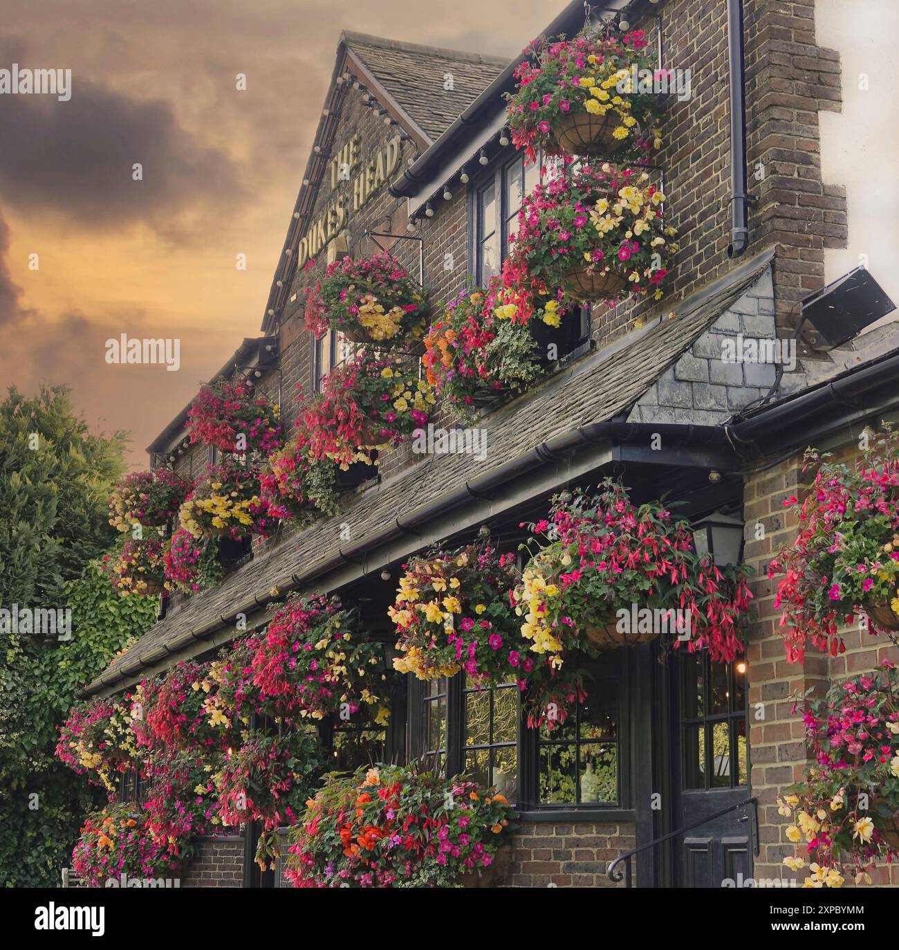 Traditional english pub flowers hi-res stock photography and images - Alamy